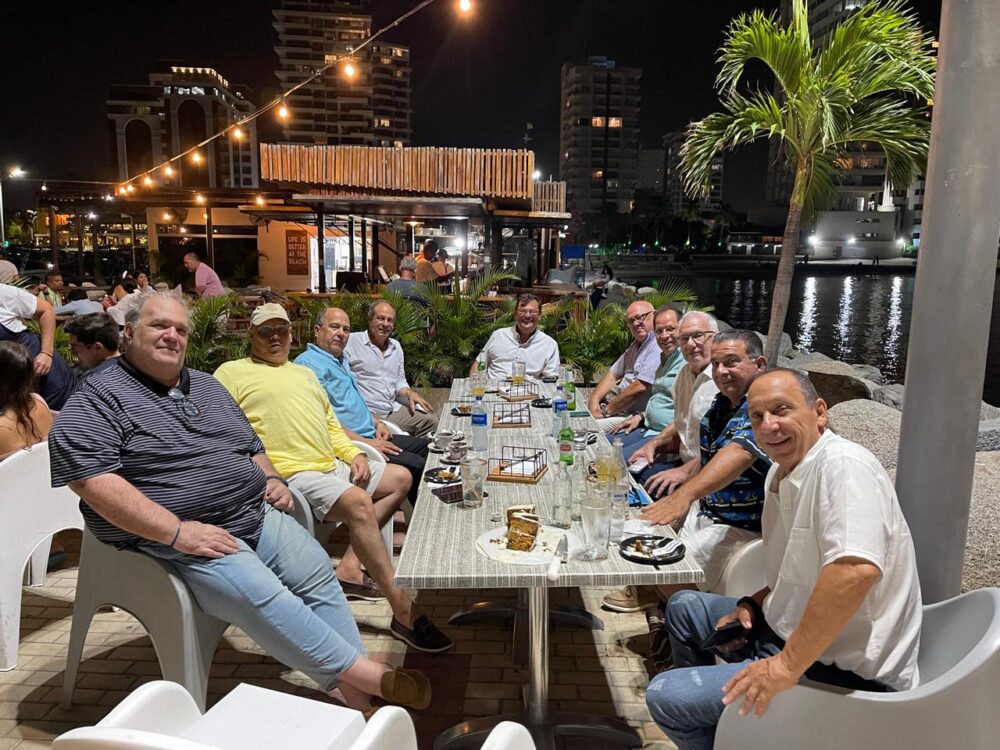 Reunión de los amigos de Alberto Pio Dávila Abondano celebrando el 63 ...